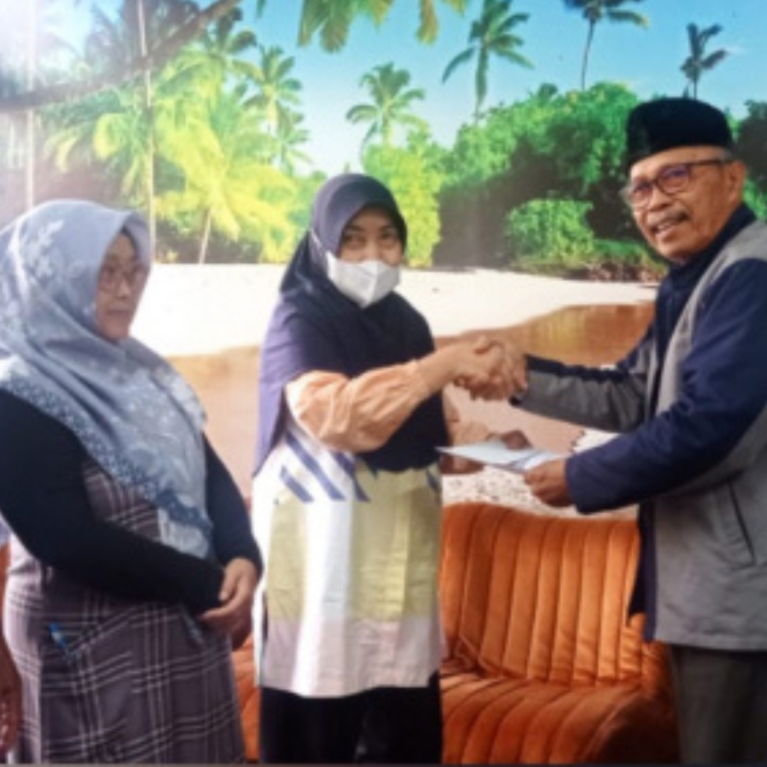 PC Tangerang Menyerahkan Zakatel kepada 3 PMP